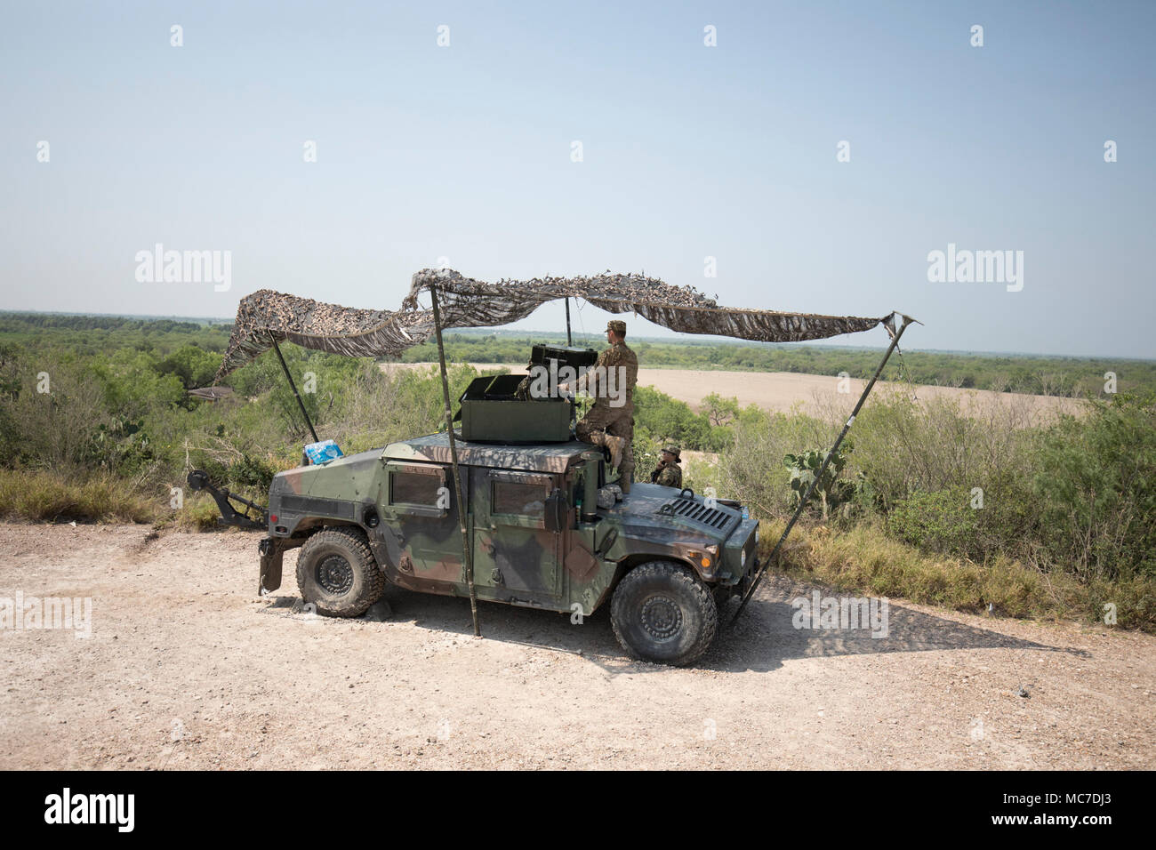 Texas National Guard troops man an observation post along the Rio ...