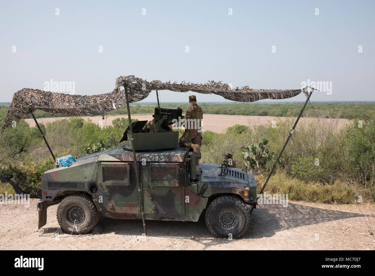 Texas National Guard troops man an observation post along the Rio ...