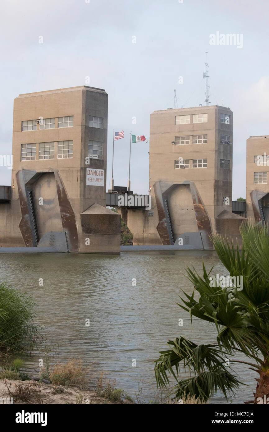 Flags river border international hi-res stock photography and images ...
