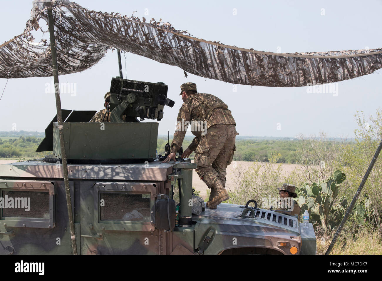 Texas National Guard troops man an observation post along the Rio ...
