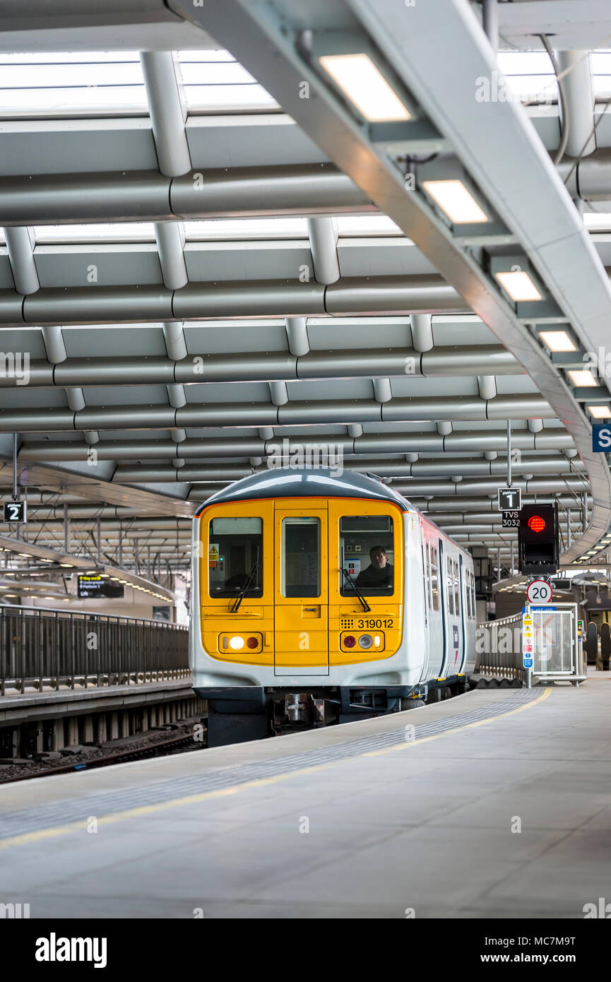 Class 319 passenger train in Thameslink livery arriving at a railway ...