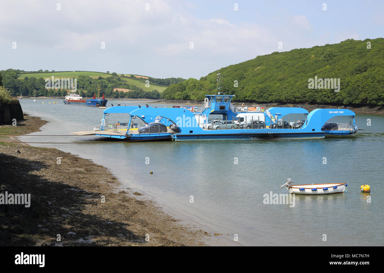 the king harry chain ferry in across the river fal cornwall Stock Photo ...