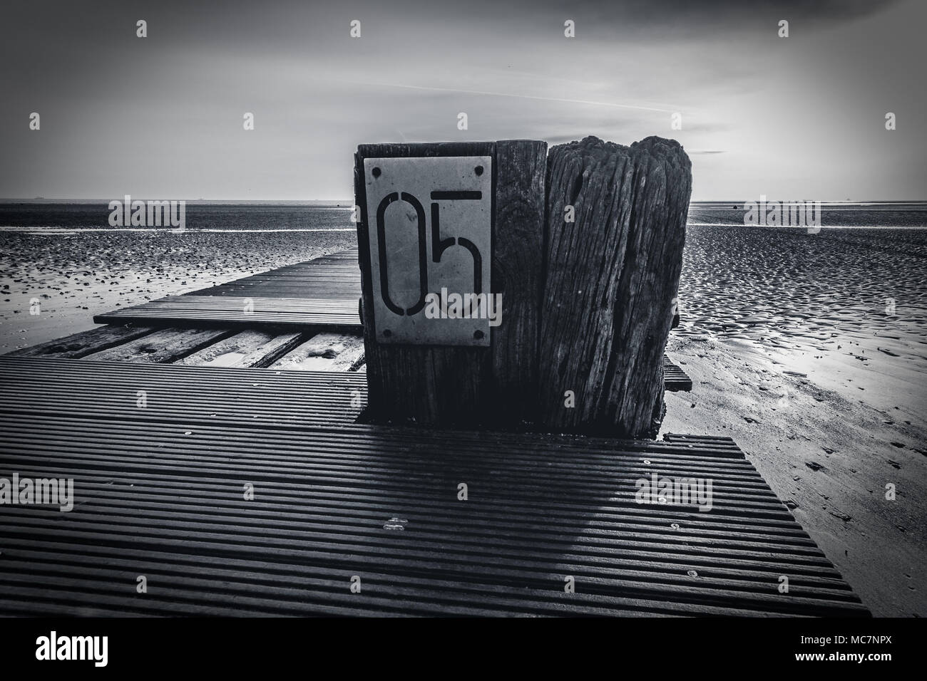 Seascape groynes hi-res stock photography and images - Alamy