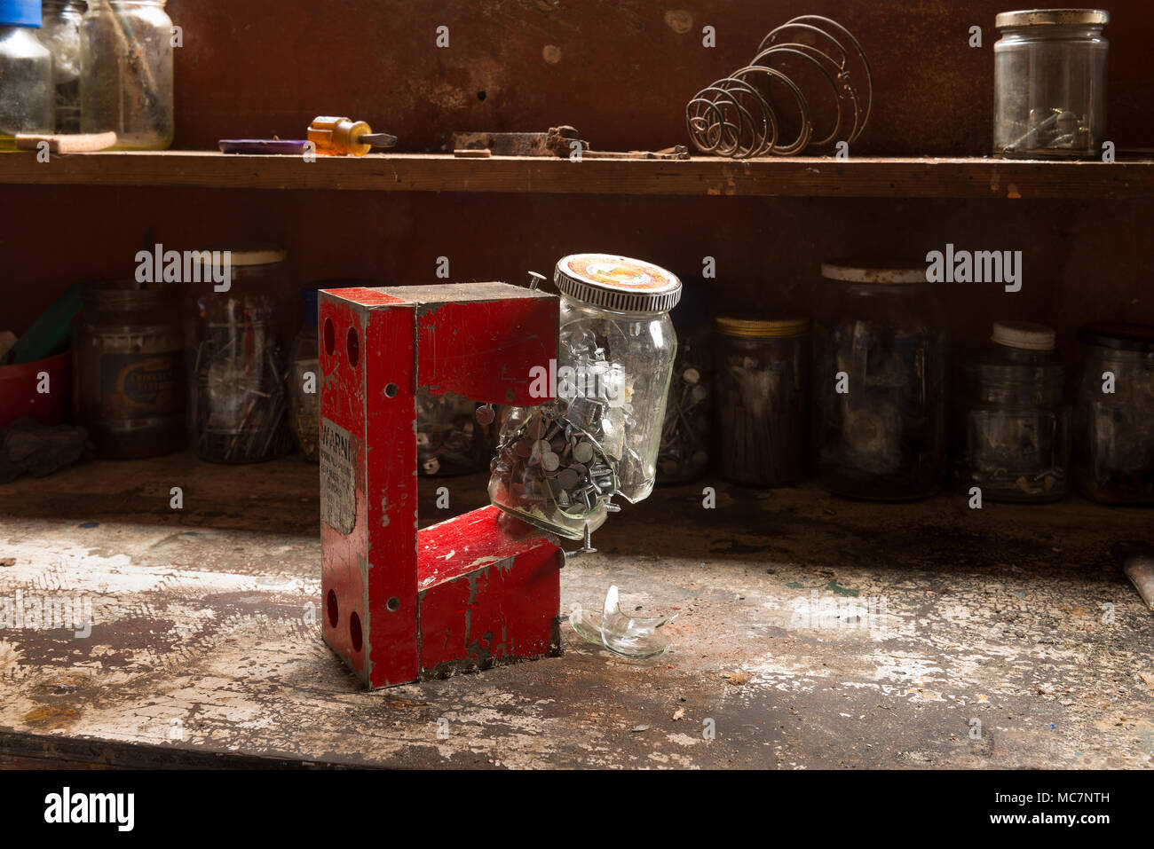 Metal stuck to magnet hi-res stock photography and images - Alamy
