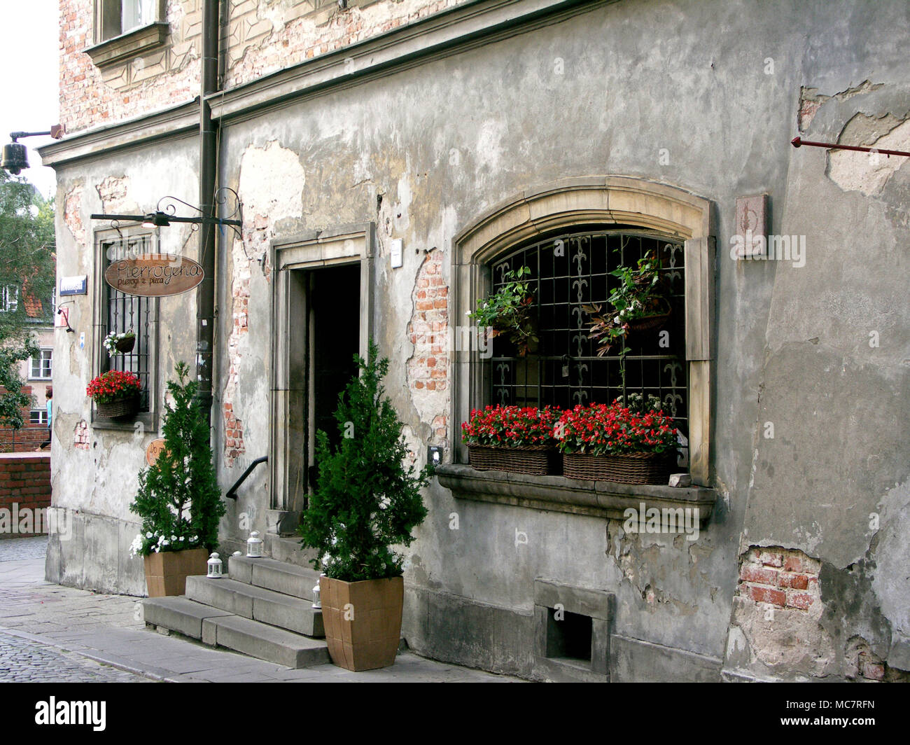 Covered storefront hi-res stock photography and images - Alamy