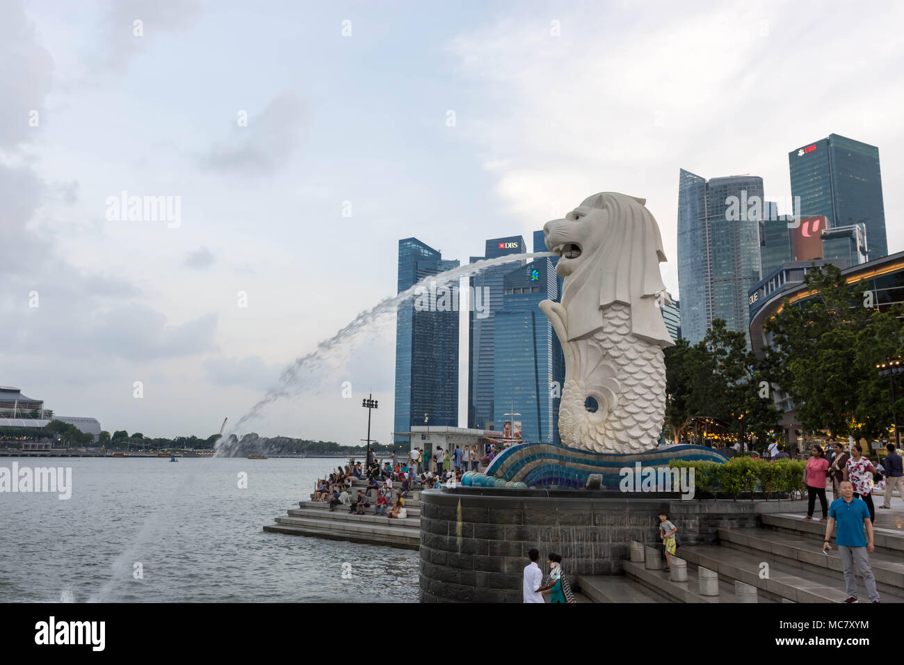 Singapore merlion park tourists hi-res stock photography and images - Alamy