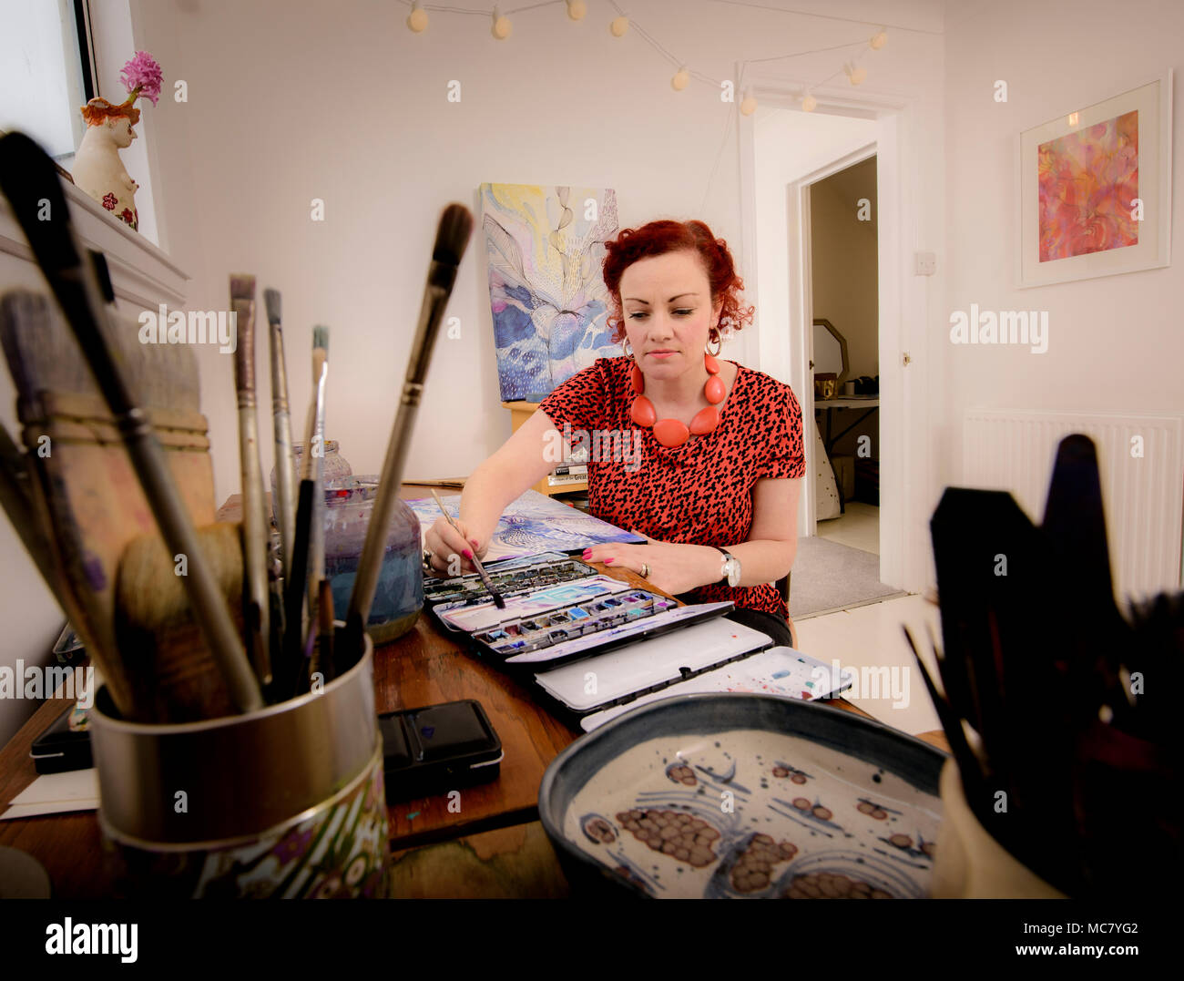 Artist Helen Wells at her home studio in Hastings Stock Photo - Alamy