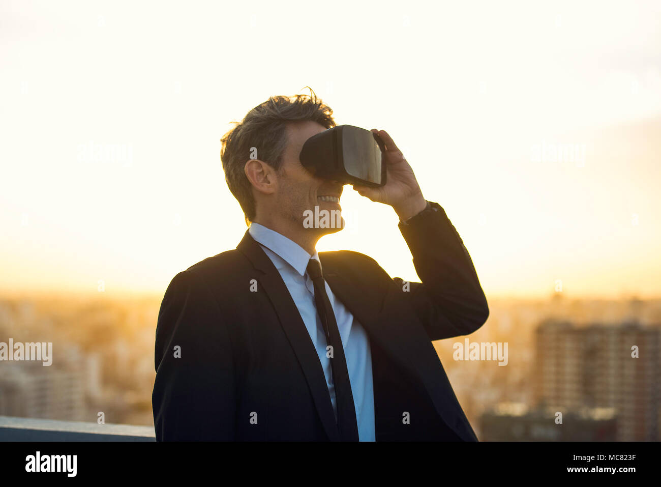 Men using virtual reality headset hi-res stock photography and images ...