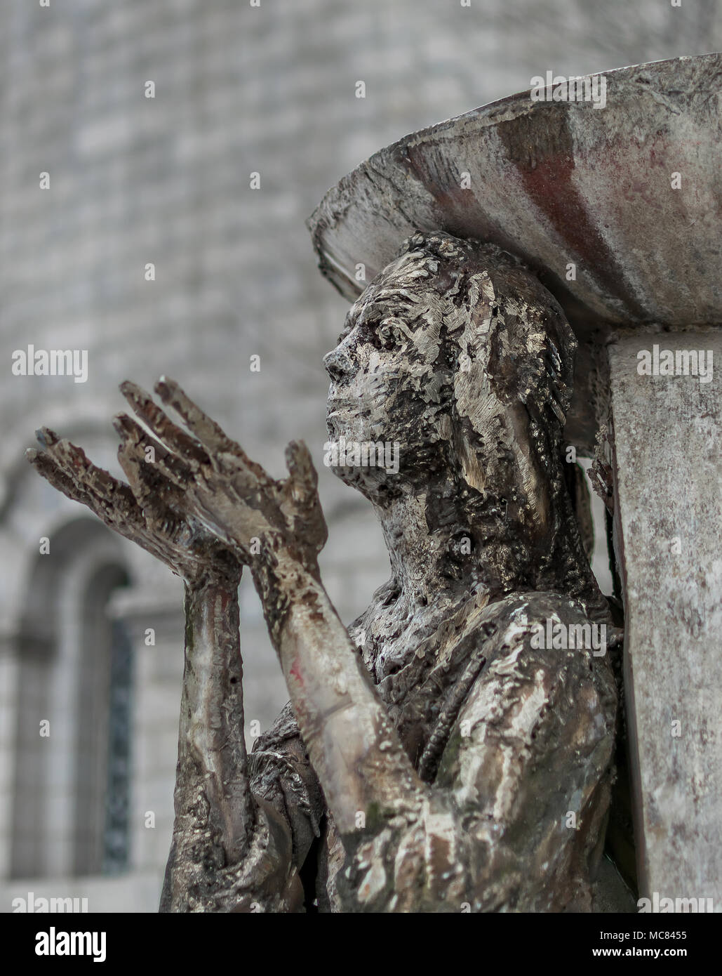 Saint Louis Basilica Exterior Praying Statues Stock Photo - Alamy