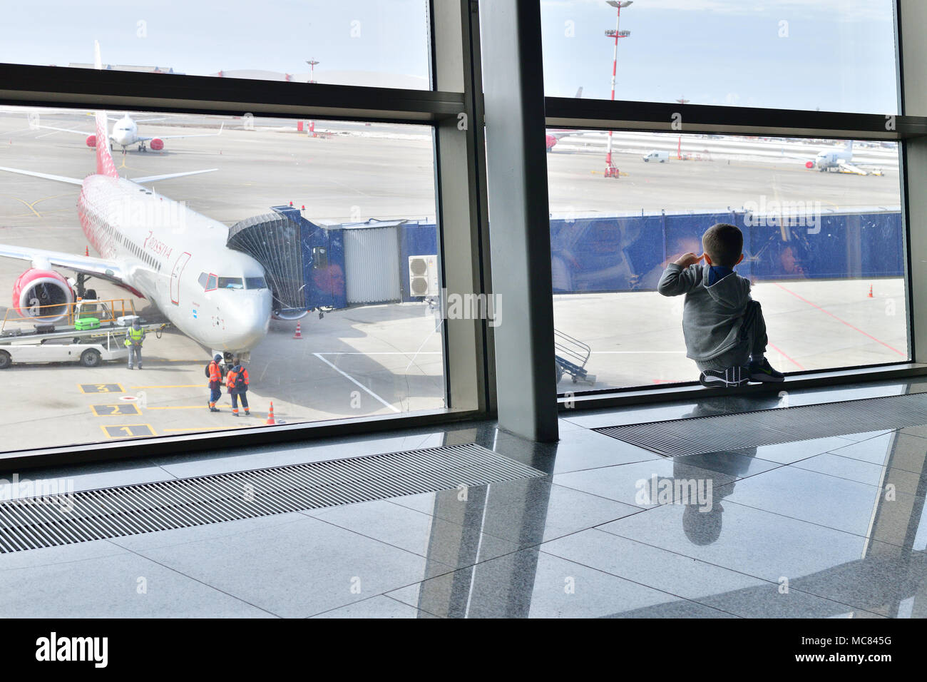 Airport plane window hi-res stock photography and images - Alamy