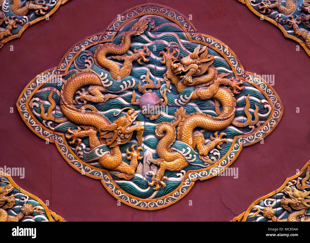 Fighting dragons hi-res stock photography and images - Alamy