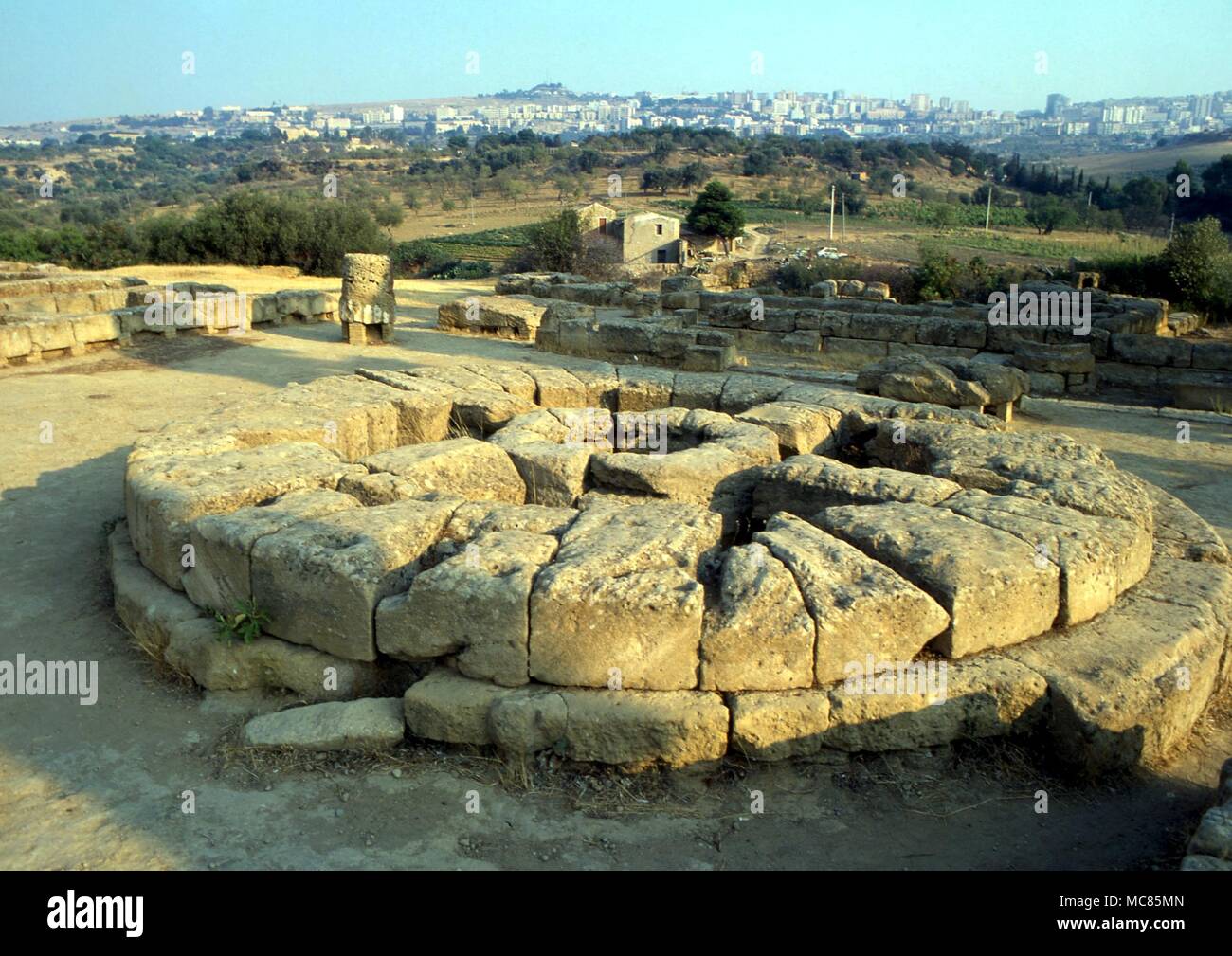 Altar circular hi-res stock photography and images - Alamy