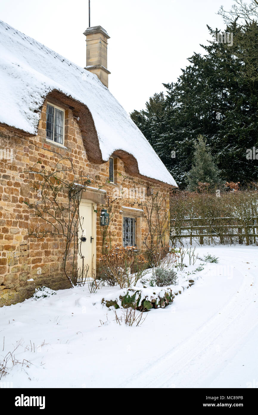 Old thatched stone cottage hi-res stock photography and images - Alamy