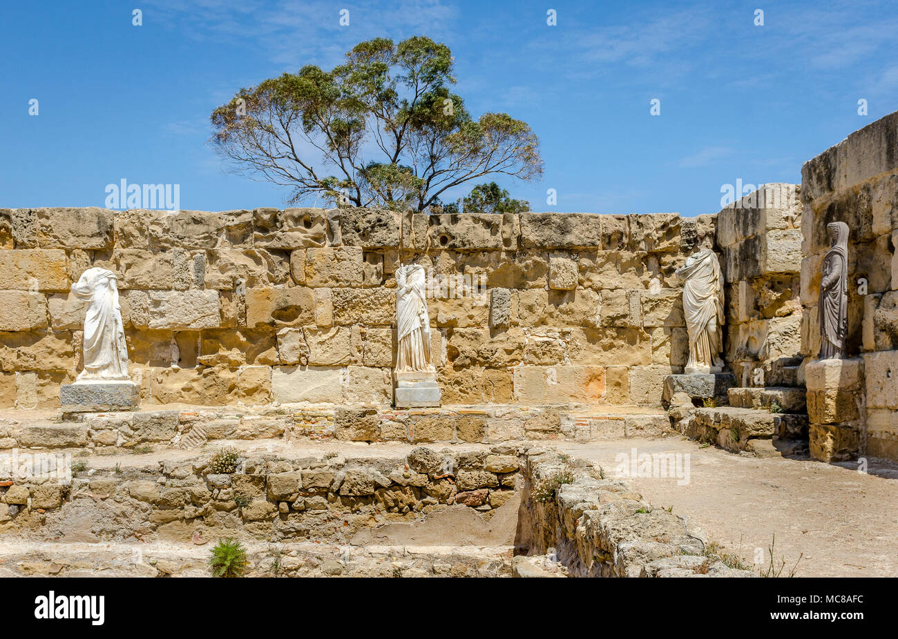 Headless statues hi-res stock photography and images - Alamy