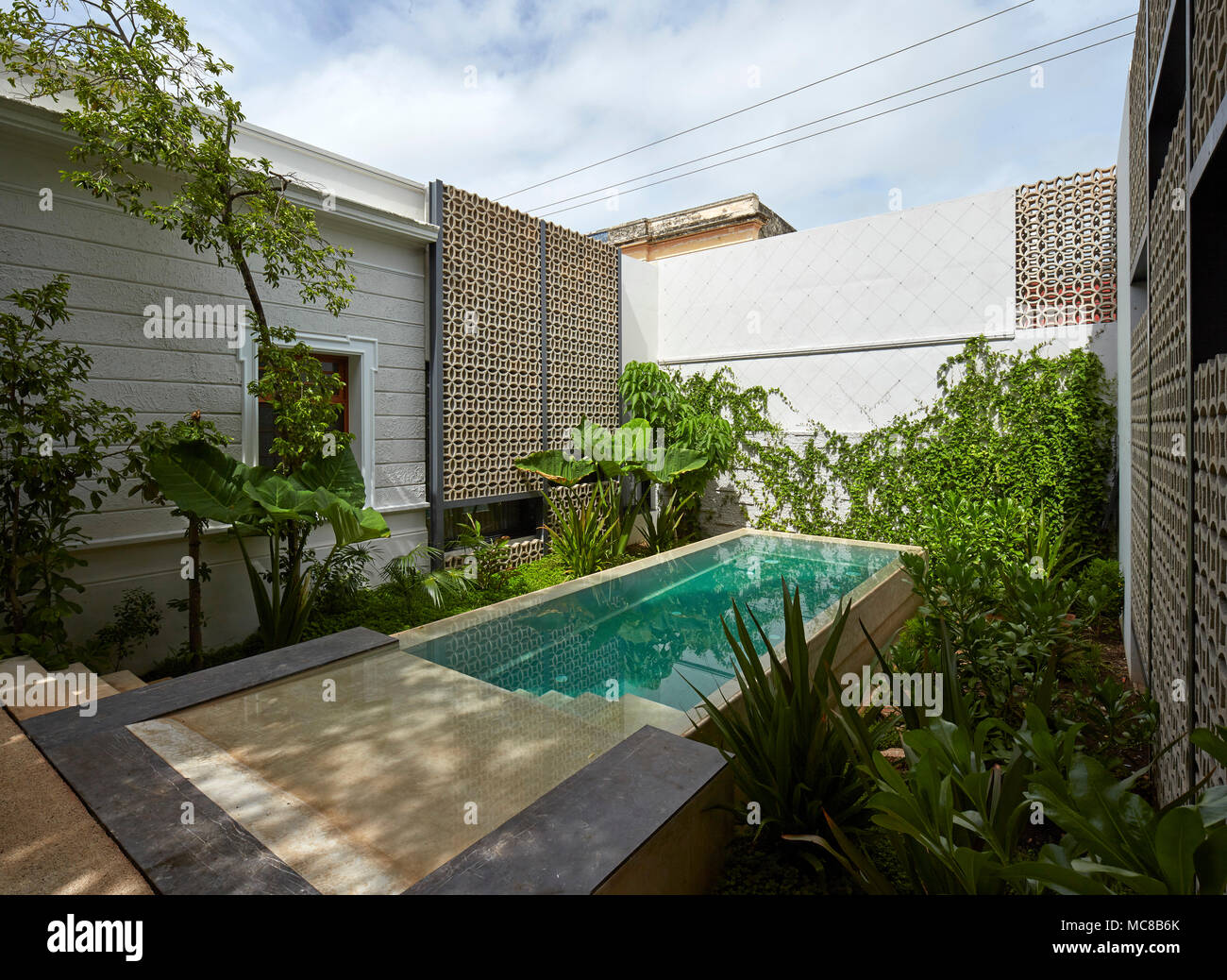 Courtyard house mexico hi-res stock photography and images - Alamy