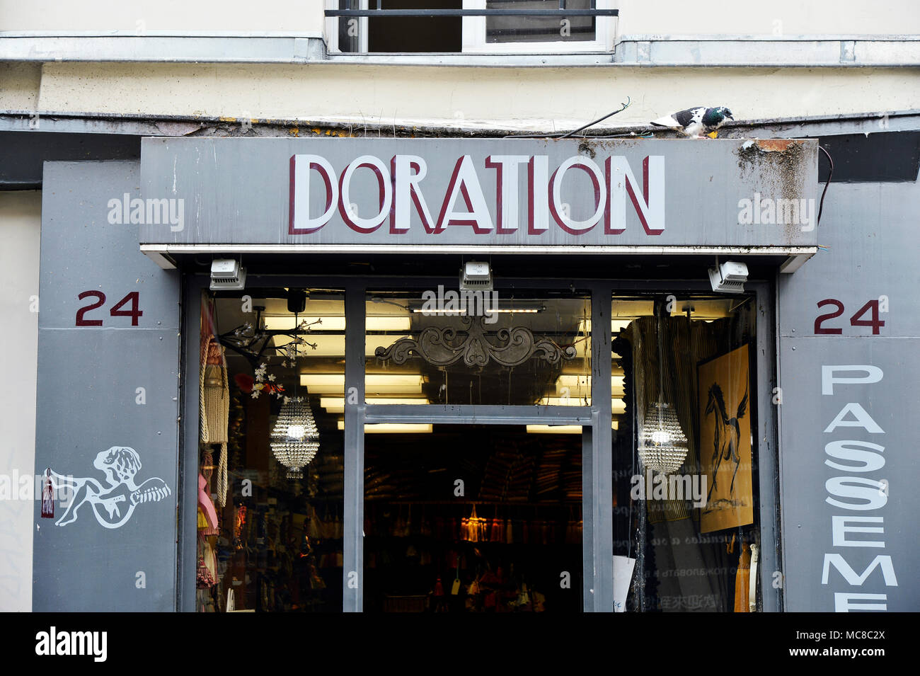Marche saint pierre paris hi-res stock photography and images - Alamy