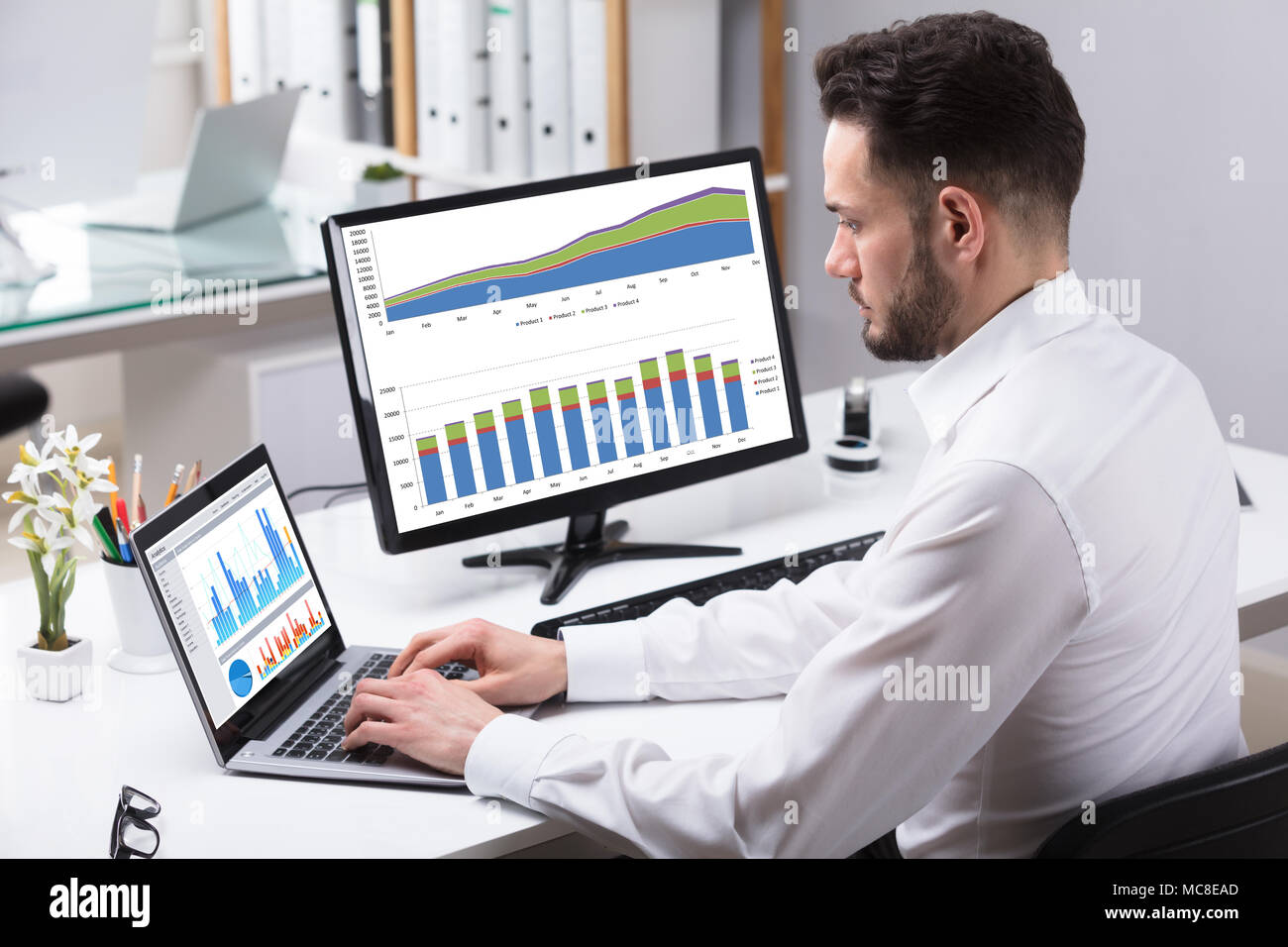Data analysis graphs hi-res stock photography and images - Alamy