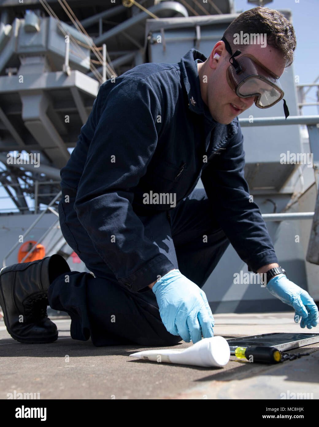 Decoy system hi-res stock photography and images - Alamy