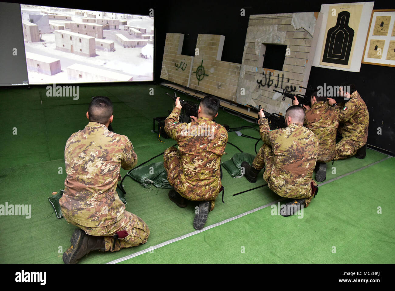Italian folgore paratroopers brigade hi-res stock photography and ...