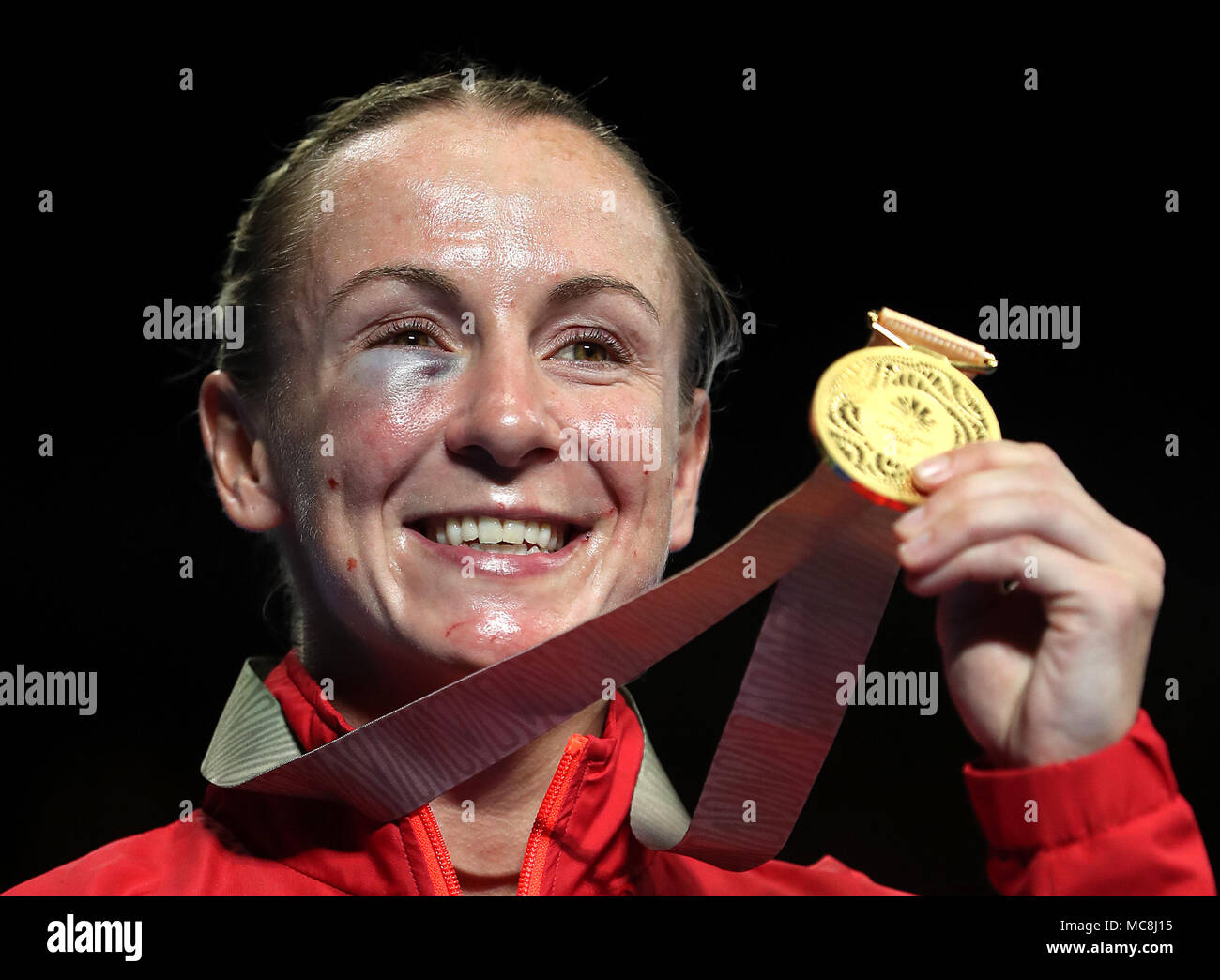 England's Lisa Whiteside celebrates winning gold in the Women's ...