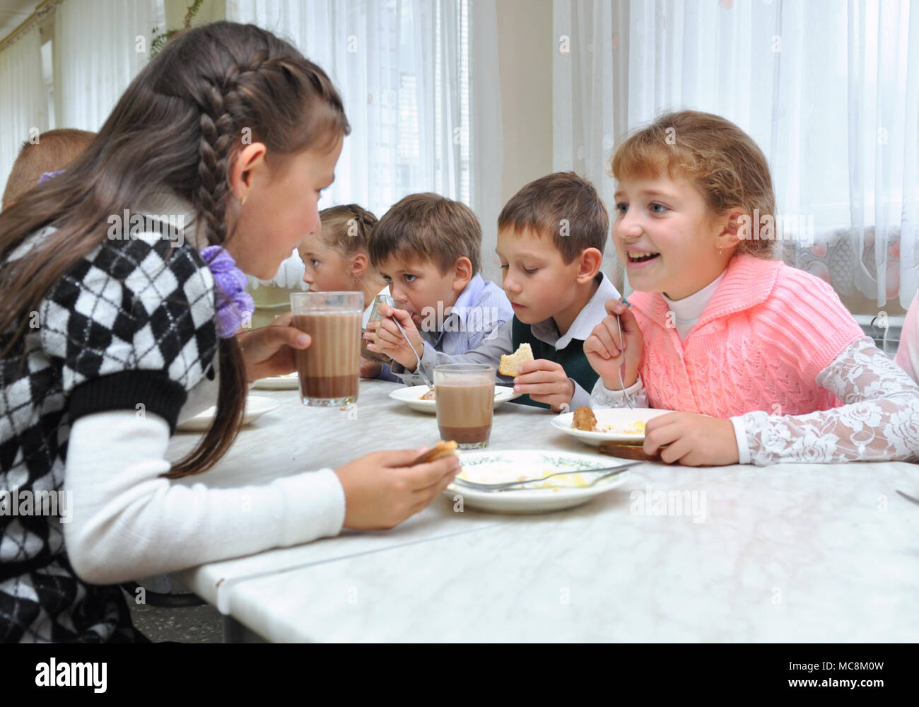 Primary school canteen children eating hi-res stock photography and ...