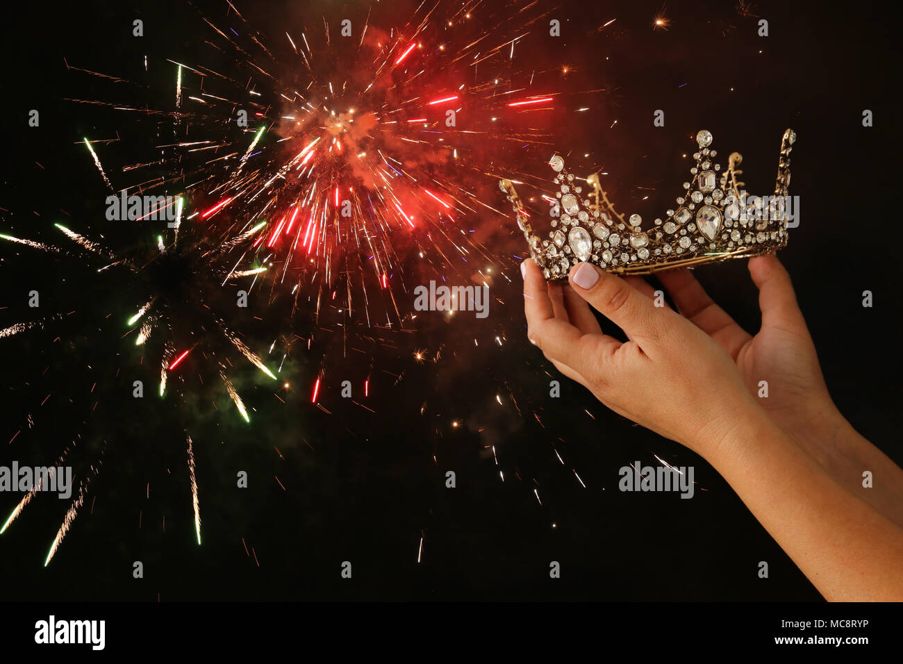 Hand Hold Crown Stock Photos & Hand Hold Crown Stock Images - Alamy