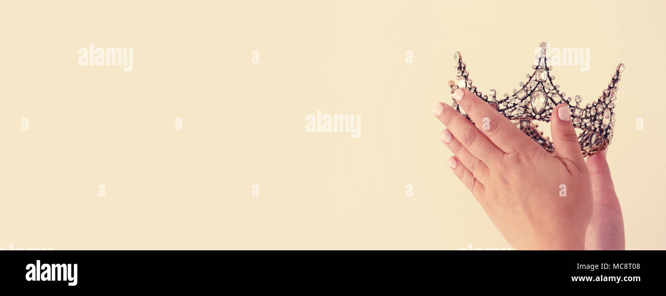 Hand Hold Crown Stock Photos & Hand Hold Crown Stock Images - Alamy