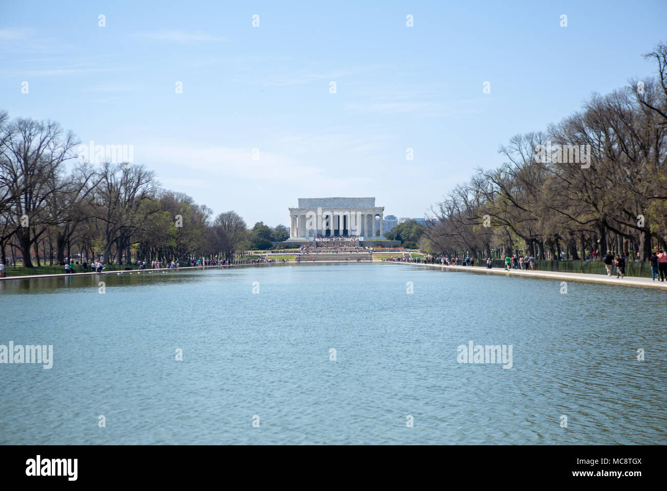 Memorial reflecting pool hi-res stock photography and images - Alamy