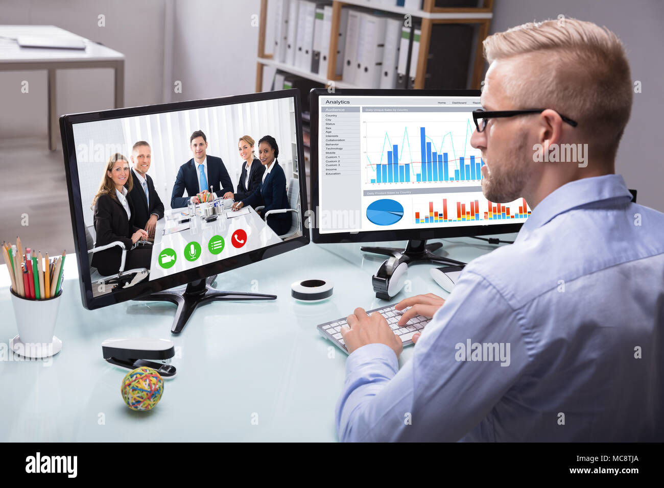 Video conference screen hi-res stock photography and images - Alamy