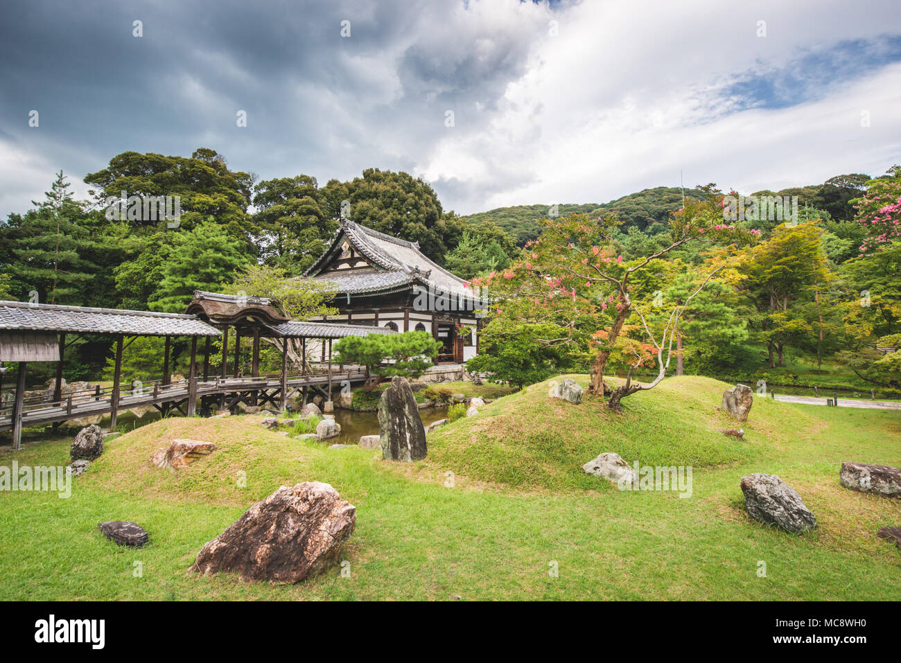 Temples and zen hi-res stock photography and images - Alamy
