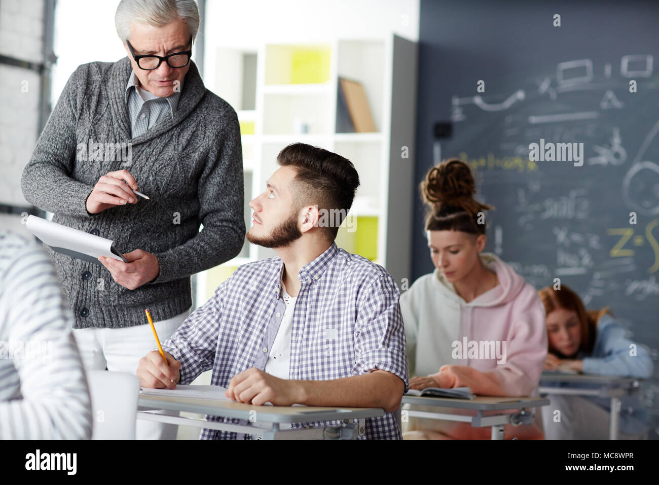 Professor talking to group students hi-res stock photography and images ...