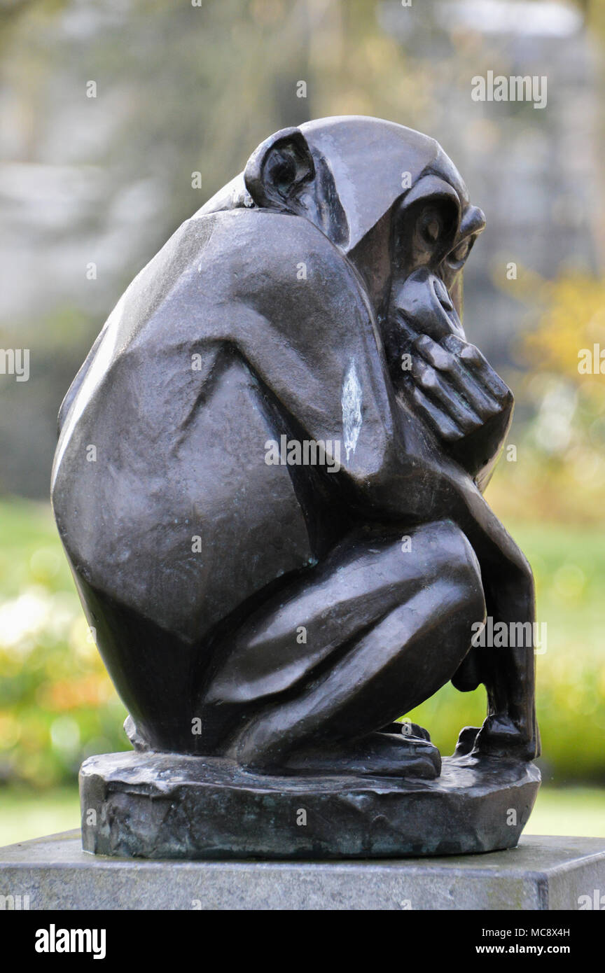 Monkey statue hi-res stock photography and images - Alamy