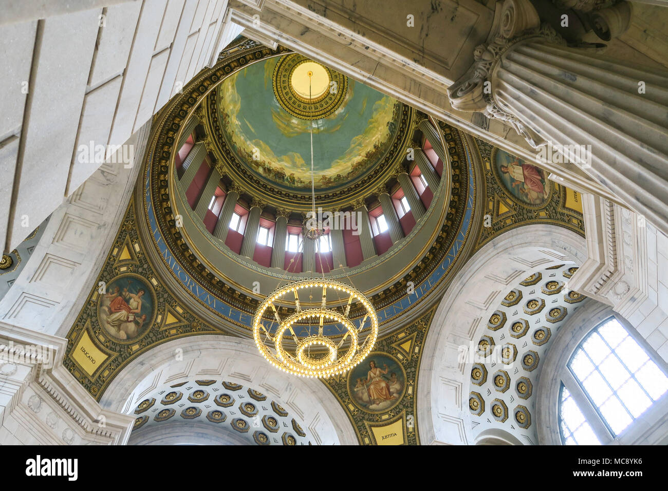 Interior of dome of us capitol rotunda hi-res stock photography and ...