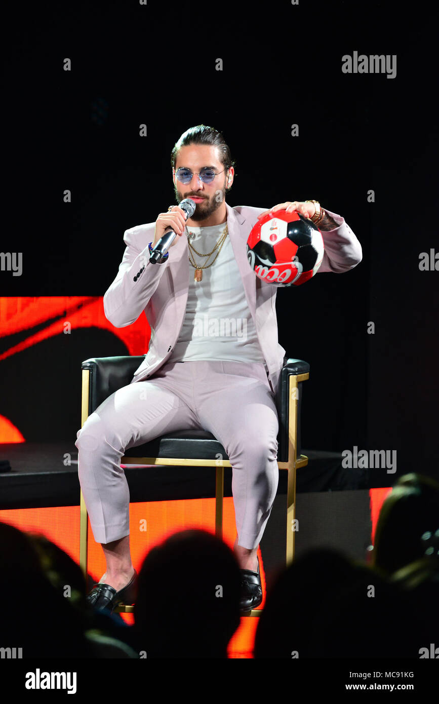 Spanish Coca-Cola anthem presentation for the 2018 FIFA World Cup in ...