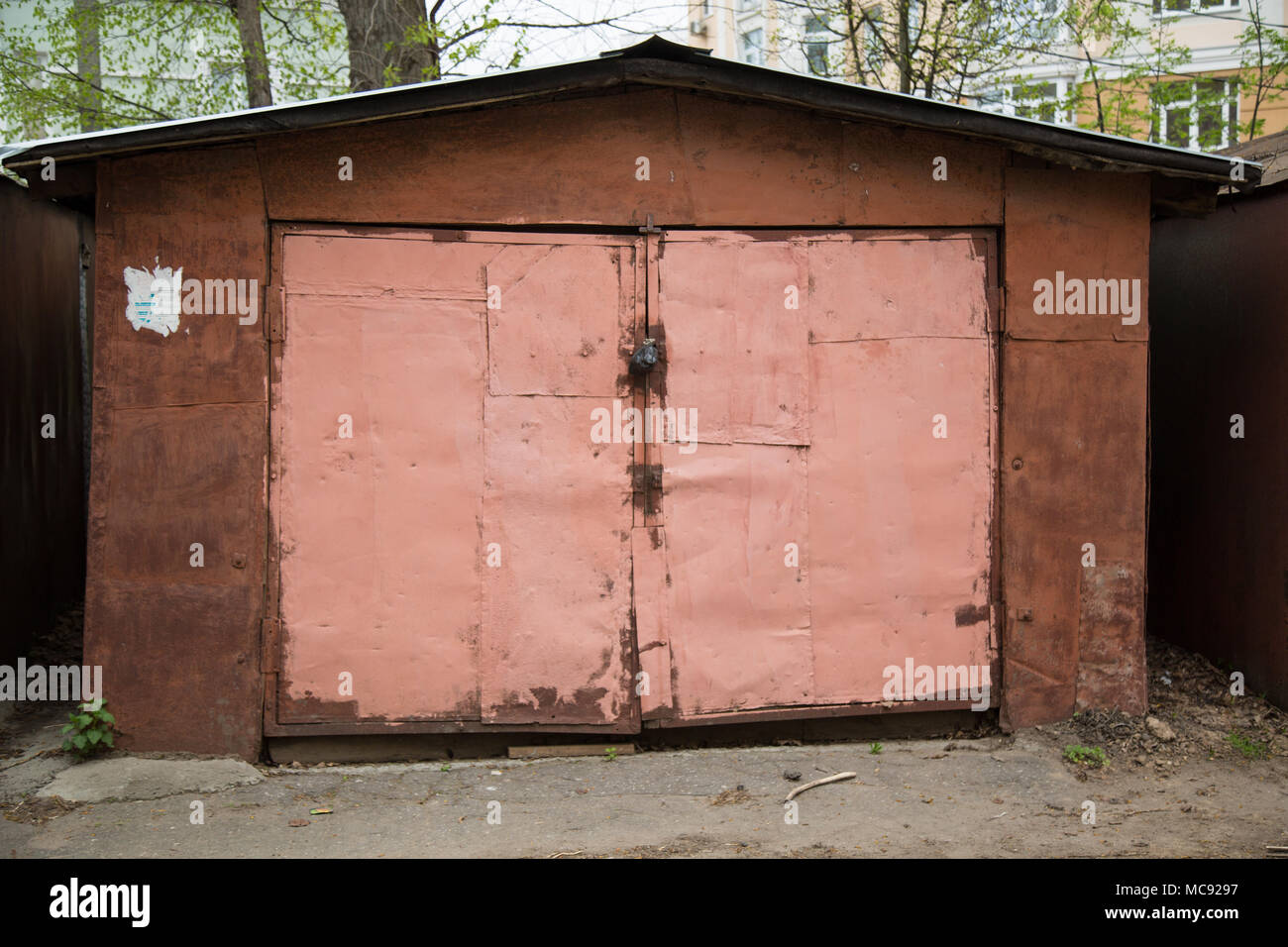 Grunge rusty metal garage background Stock Photo - Alamy