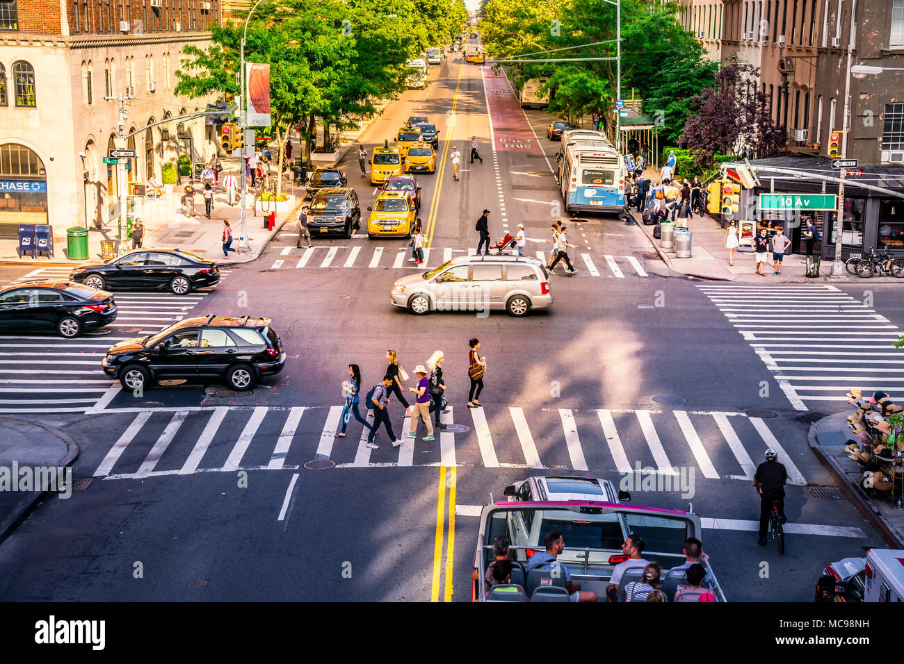 Manhattan street pedestrian cross hi-res stock photography and images ...