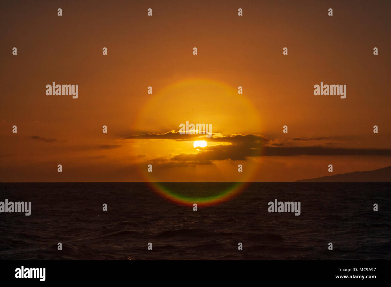 Beautiful sunset on Pacific Ocean at the island of Maui in Hawaii Stock ...