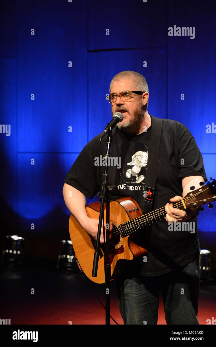 Comedian stage mic hi-res stock photography and images - Alamy