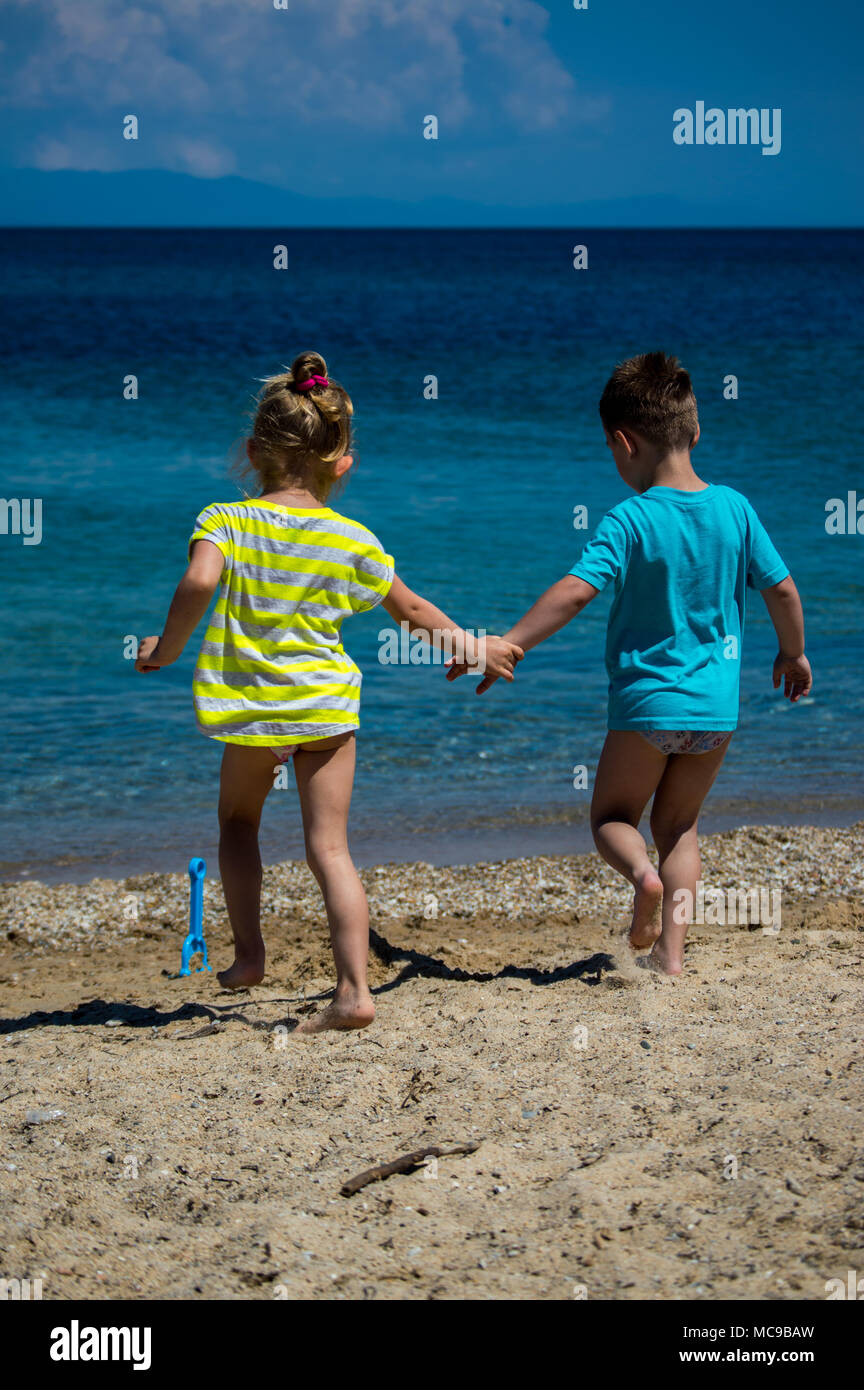 Kids at the beach Stock Photo - Alamy