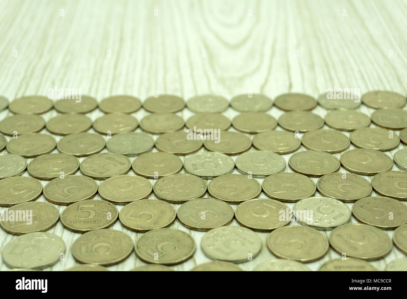 Yellow texture of a pile of small coins Stock Photo - Alamy