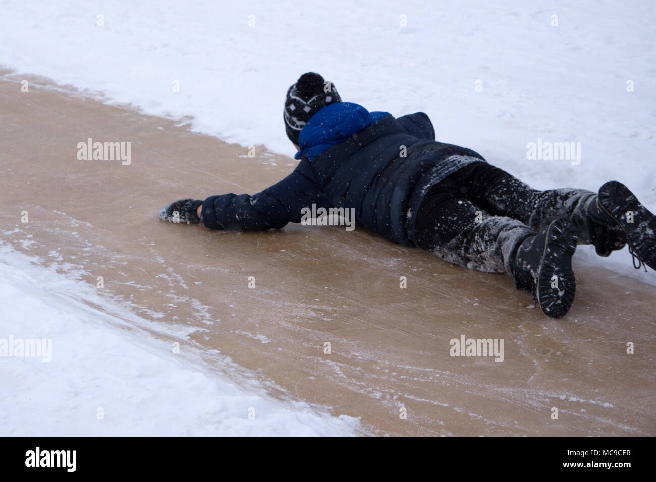 Children ride ice slide hi-res stock photography and images - Alamy