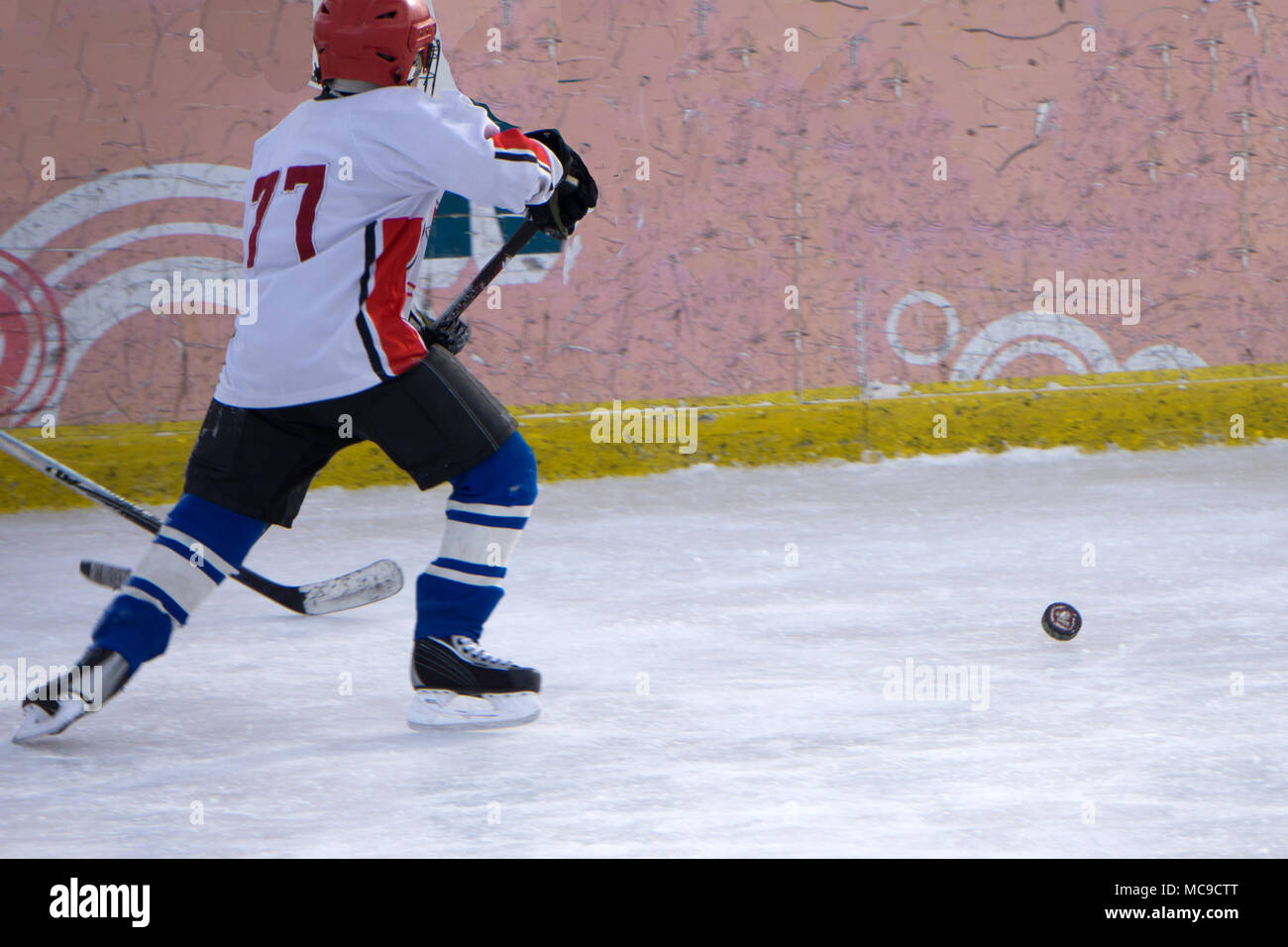 Hockey players attacks hi-res stock photography and images - Alamy
