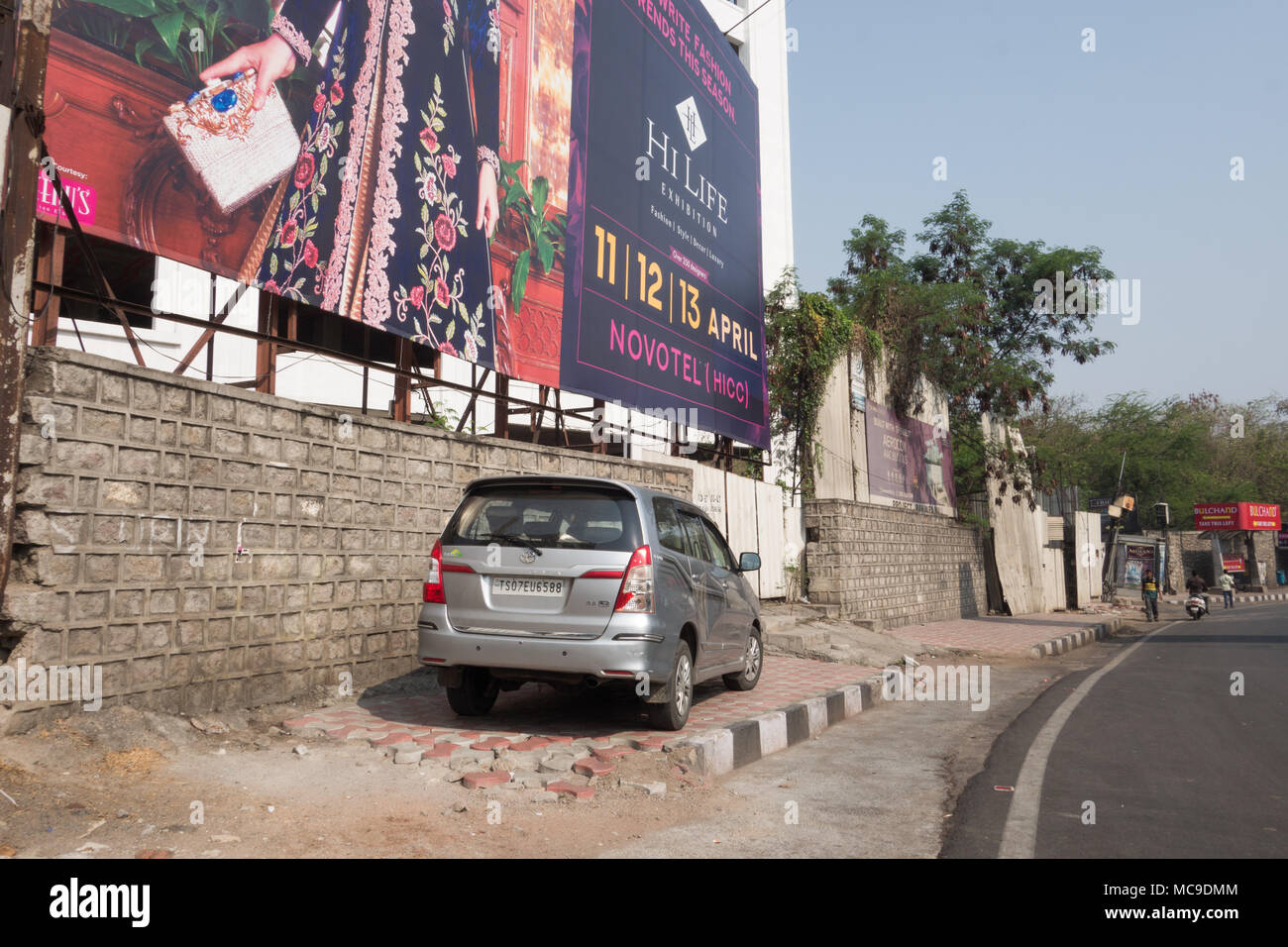 Car parking on footpath hi-res stock photography and images - Alamy