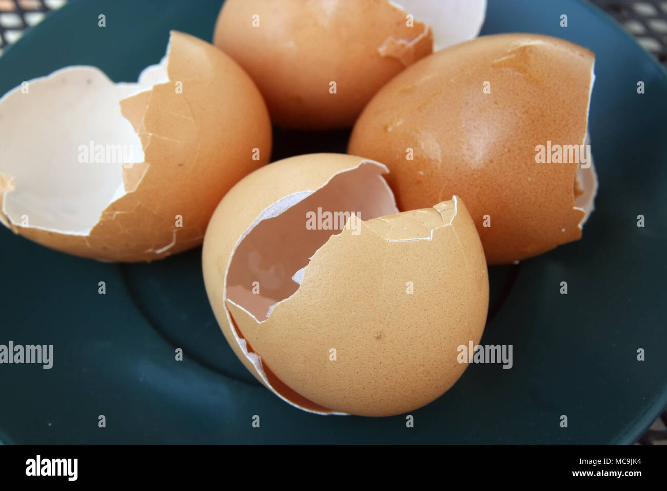 Cracked egg shells. Cracked eggs Stock Photo - Alamy
