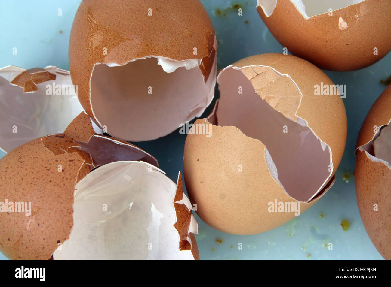 Cracked egg shells. Cracked eggs Stock Photo - Alamy