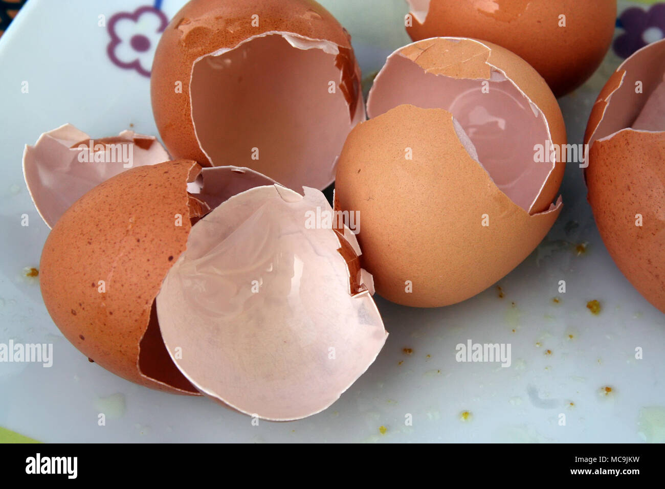 Cracked egg shells. Cracked eggs Stock Photo - Alamy