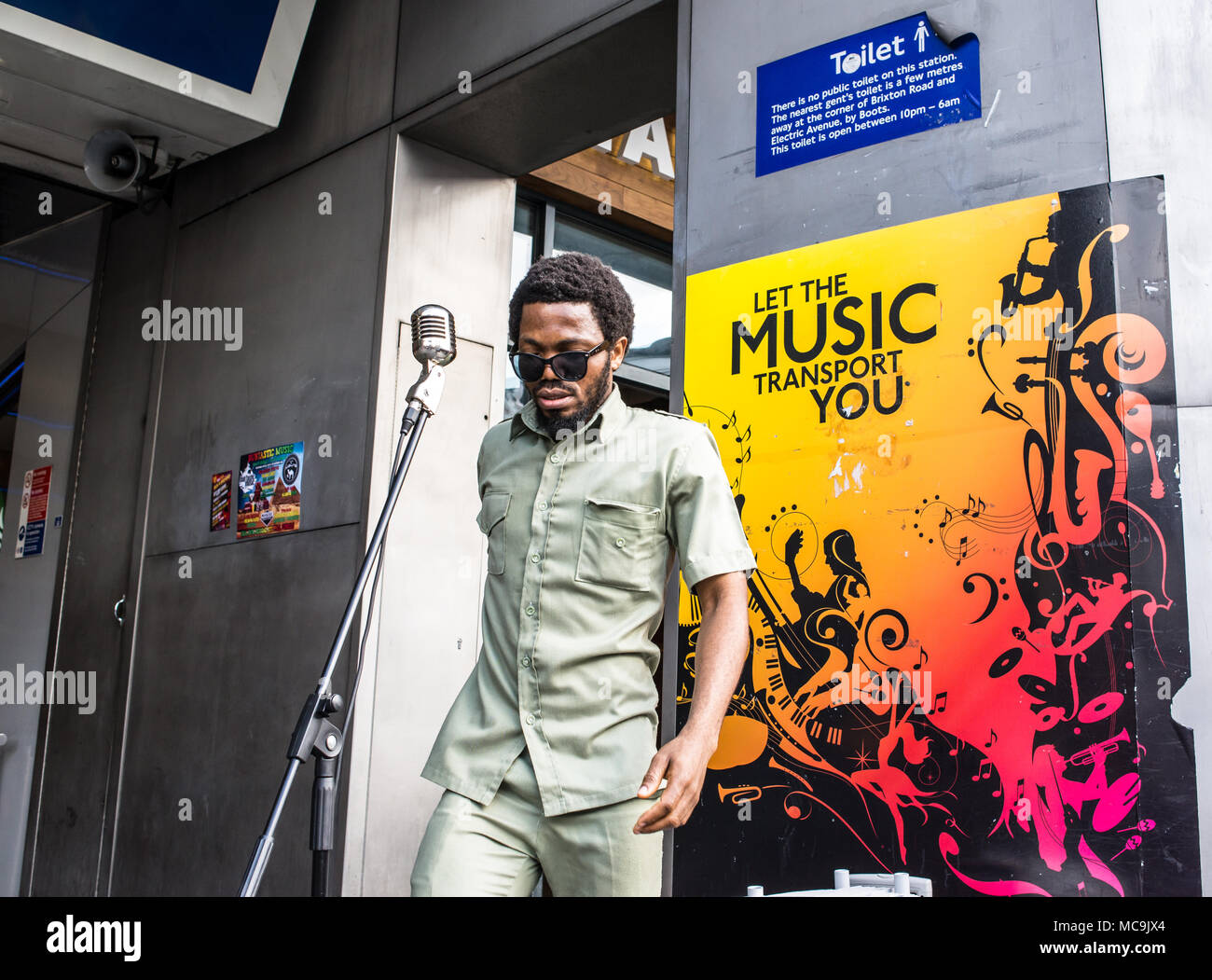 A street musician performing hi-res stock photography and images - Alamy