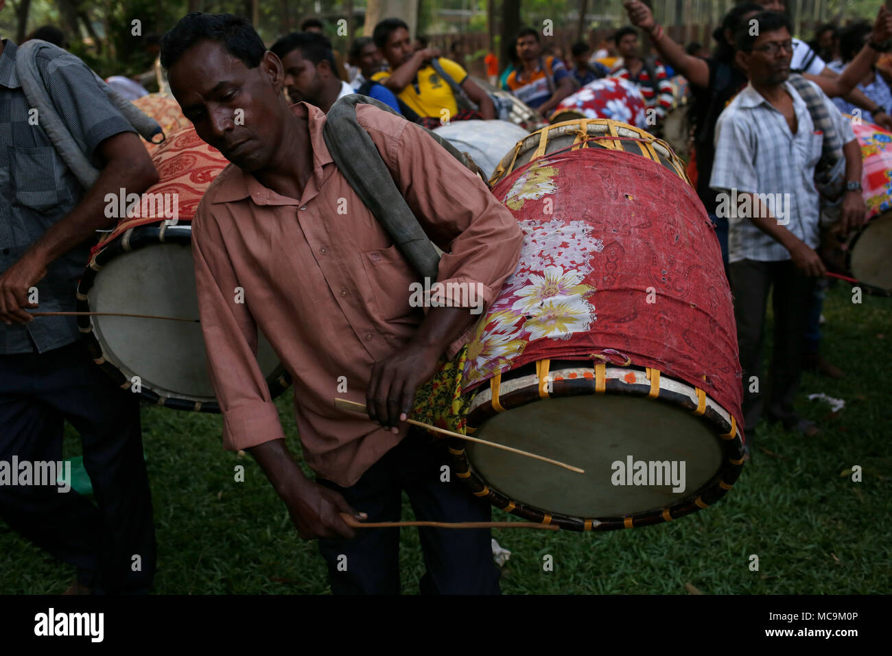 Dhaka, Bangladesh. 13th Apr, 2018. A musician toots a Dhol (traditional ...