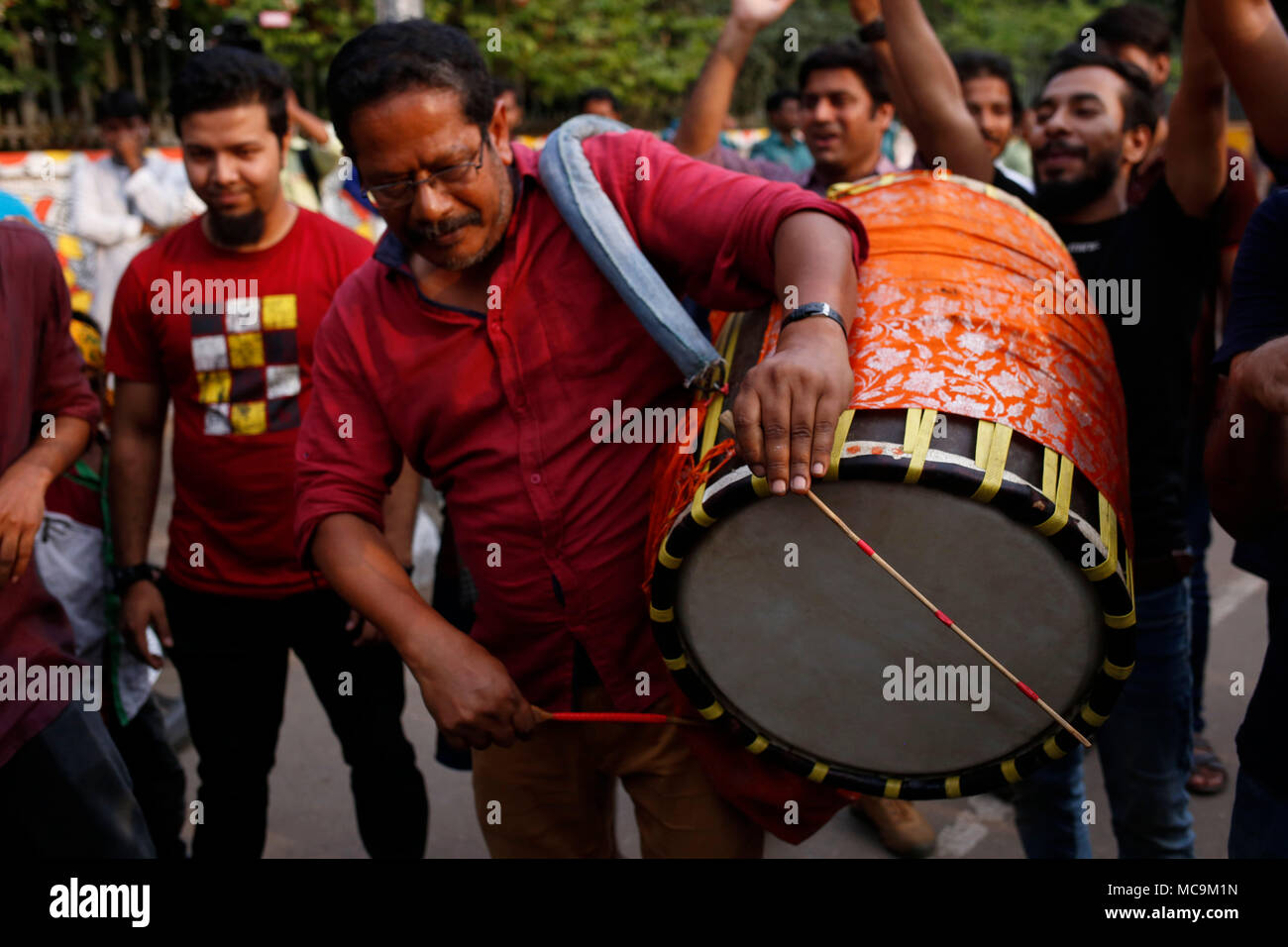 Dhaka, Bangladesh. 13th Apr, 2018. A teature toots a Dhol (traditional ...