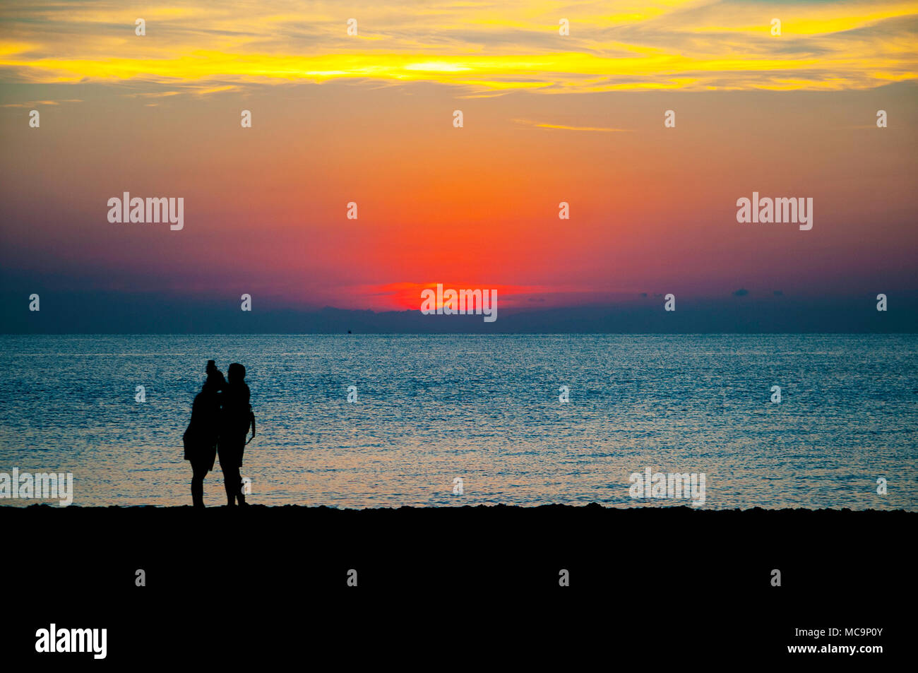Romantic couple sunrise hi-res stock photography and images - Alamy
